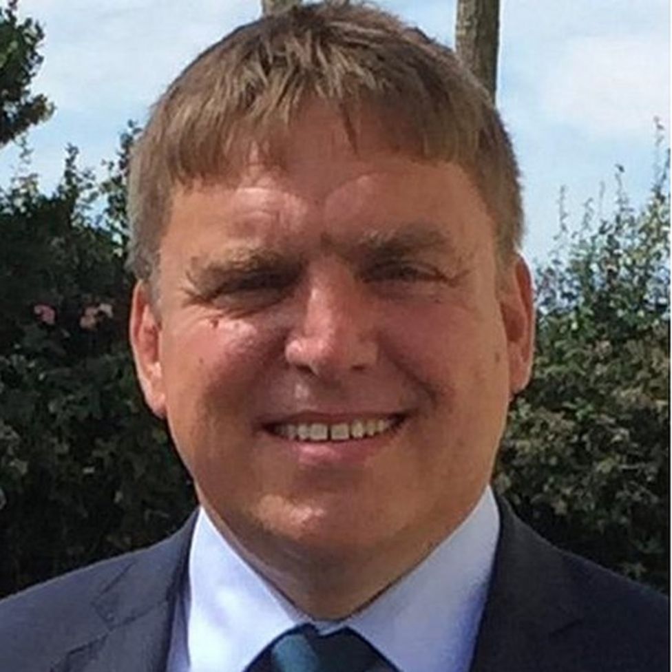 Cleddyf daufiniog llenwi bwlch yr Eisteddfod ar-lein - BBC Cymru Fyw