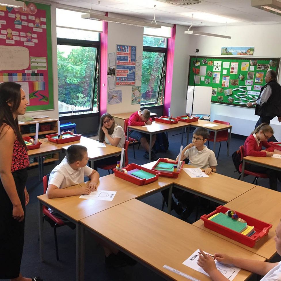 In pictures: Back to school in England - BBC News