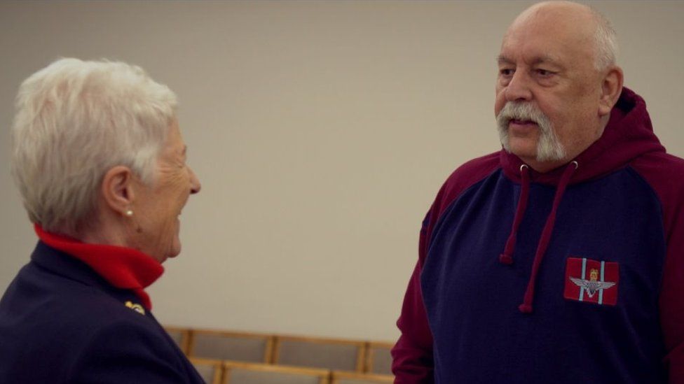 Rhyfel y Falklands: Aduniad yr awyrfilwr a'r nyrs - BBC Cymru Fyw