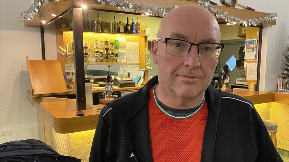 Bwriad i adeiladu tai ar dir clwb tennis yng Nghaerdydd - BBC Cymru Fyw