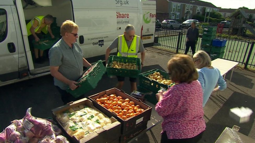 New Forest families seek food larder help for school holidays - BBC News