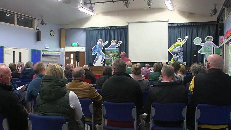 'Gweld synnwyr o'r diwedd' ar dyrbinau dadleuol Moelfre, Sir Conwy ...