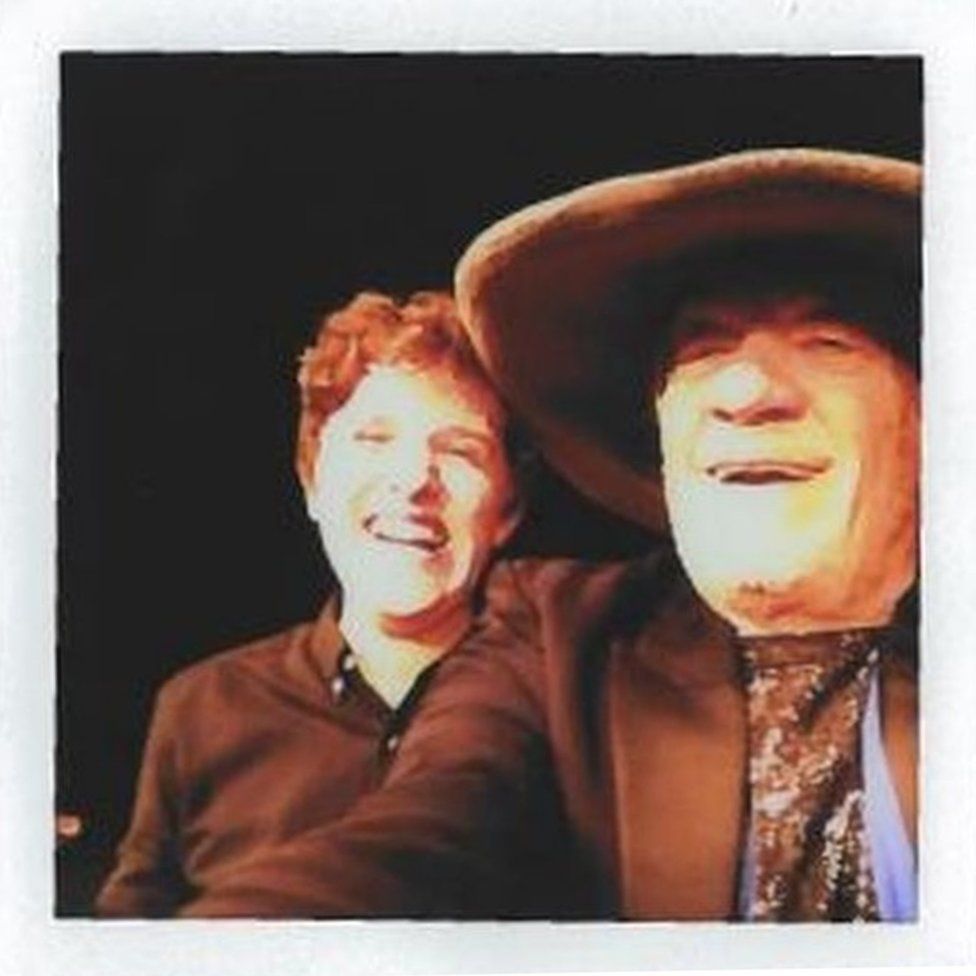 Sir Ian McKellen's run of 80 shows ends in Orkney - BBC News