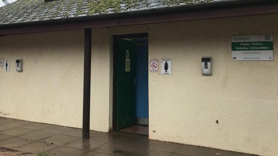 'Rhaid gwella' toiledau cyhoeddus i ddioddefwyr Crohn's - BBC Cymru Fyw