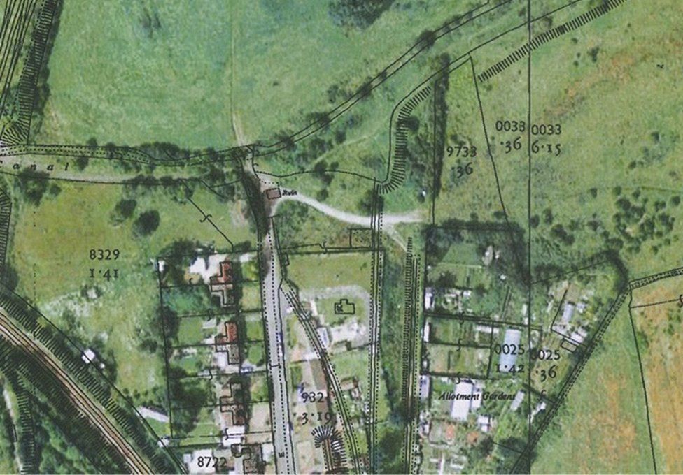 Chesterfield canal: The hunt for the lost 'cuckoo boat' - BBC News