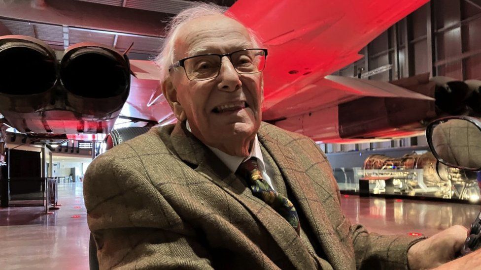 Concorde pilot revisits plane he once flew at Aerospace Bristol - BBC News