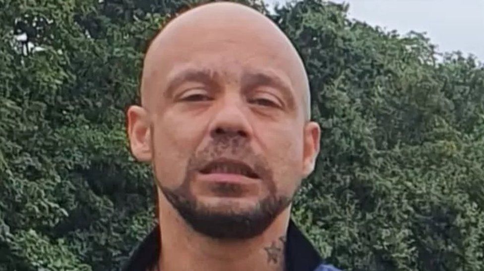 Police seek accomplice of burglar killed in Brentford - BBC News