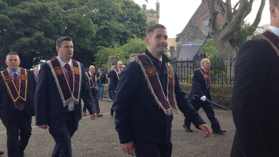 Apprentice Boys demonstration takes place in Londonderry - BBC News