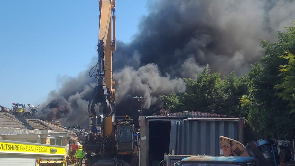 Firefighters still tackling Pewsey recycling centre fire - BBC News