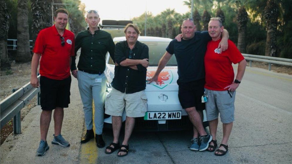 Siom taith car trydan i Qatar er siwrne 'anhygoel' - BBC Cymru Fyw