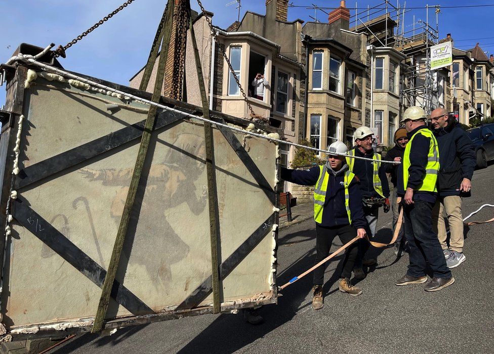Banksy's 'Aachoo!!' removed from house in Bristol - BBC News