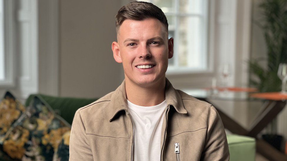 Catfishing: How I hunted down the gang impersonating me online - BBC News