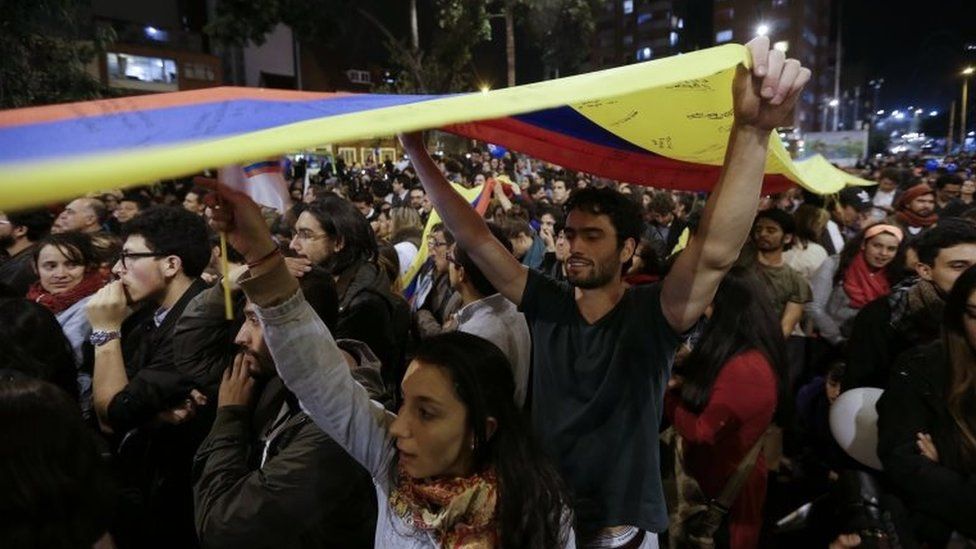 Colombians celebrate as peace deal is reached with Farc rebels - BBC News