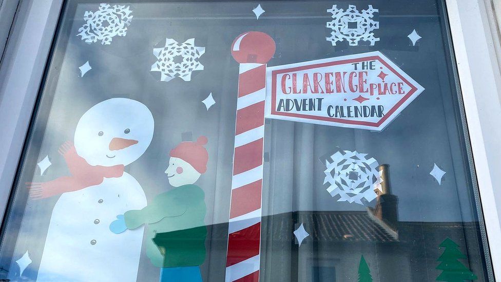 Bath residents create giant window advent trail - BBC News