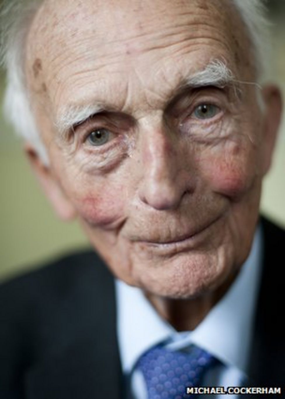 Reg Turnill: Veteran BBC aerospace correspondent dies - BBC News