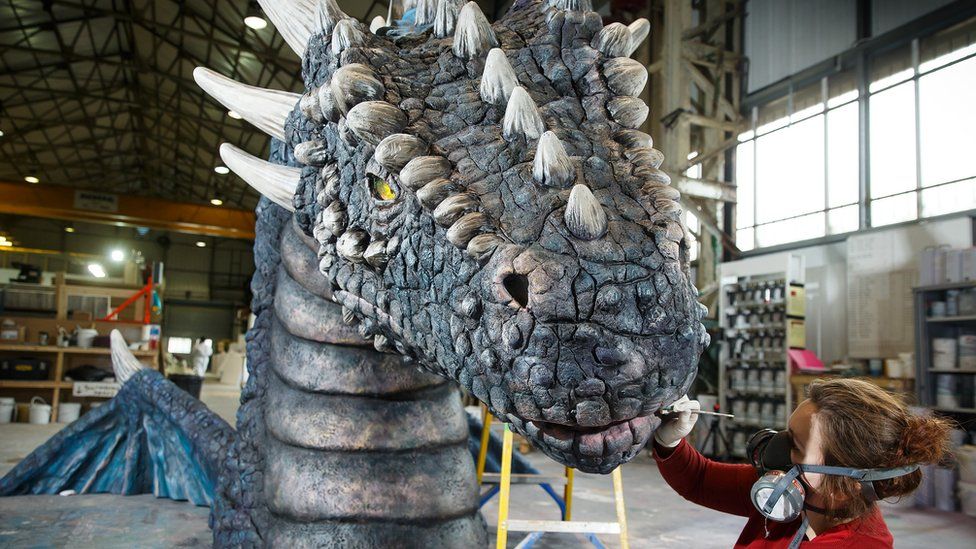 St David's Day dragons arrive at Caernarfon Castle - BBC News