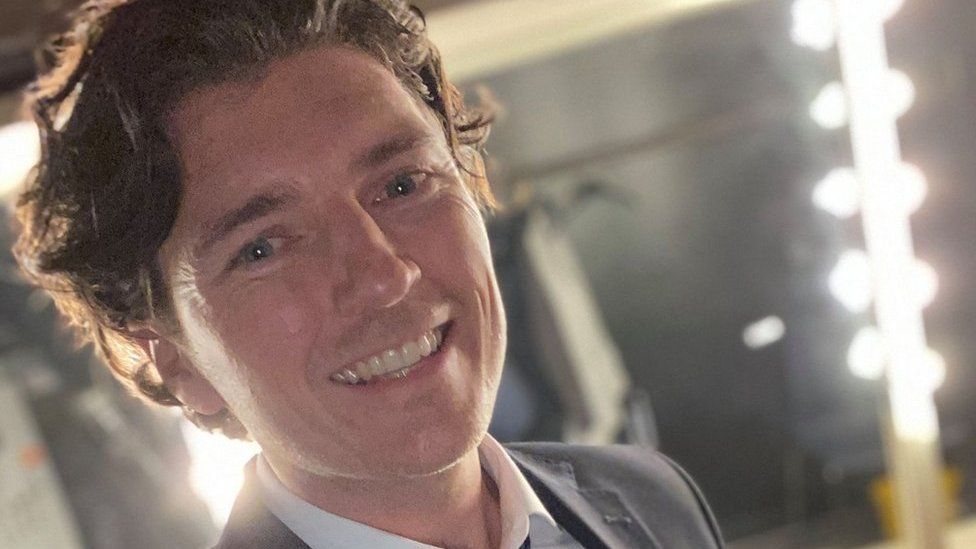 Covid: Benidorm actor Asa Elliot takes supermarket delivery job - BBC News