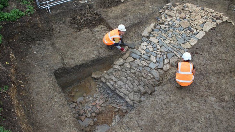 Medieval moat of 'high significance' excavated near Tewkesbury - BBC News
