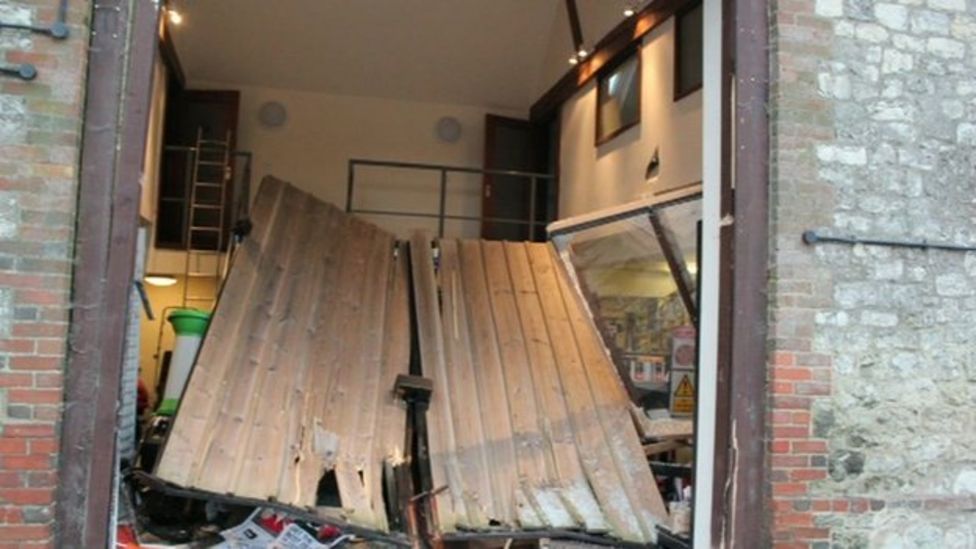 Hampshire ram-raid victim calls for rural crime action - BBC News