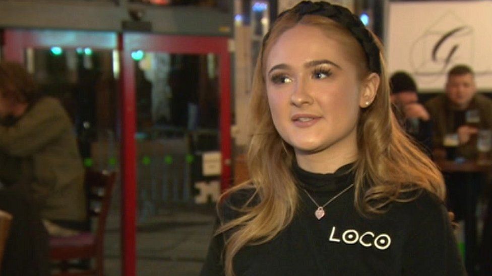 Hull's shortage of taxi drivers leads to public safety fears - BBC News