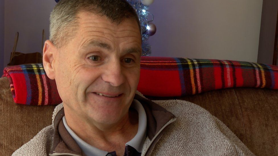 Brawd a chwaer yn achub bywyd eu tad drwy wneud CPR - BBC Cymru Fyw