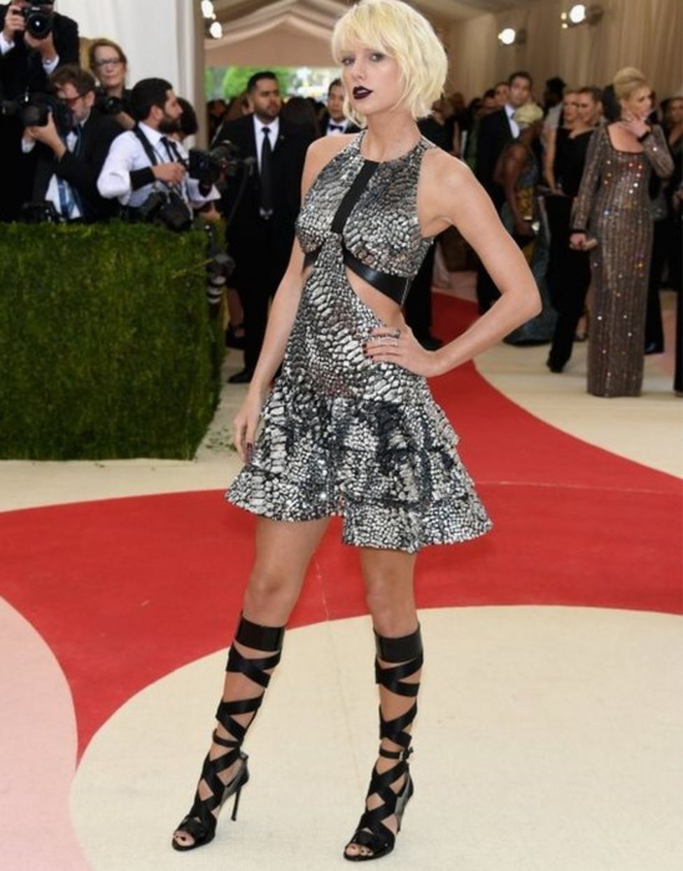 Celebrities go metallic at Met Gala - BBC News