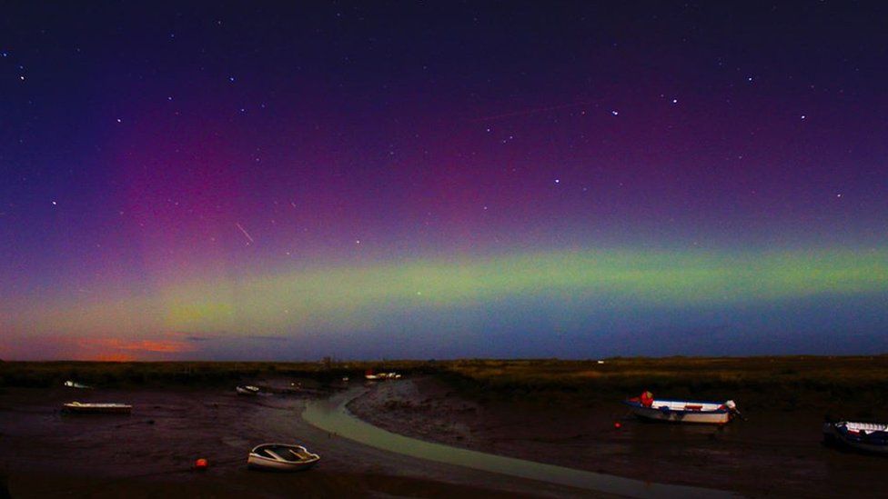 Northern Lights seen over England - BBC News