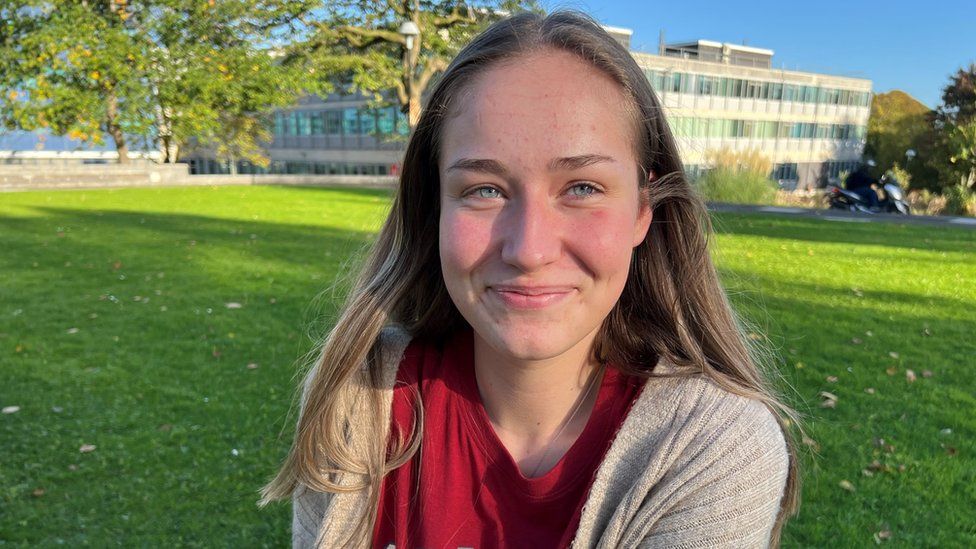 Wales elections: Automatic voter registration on cards - BBC News