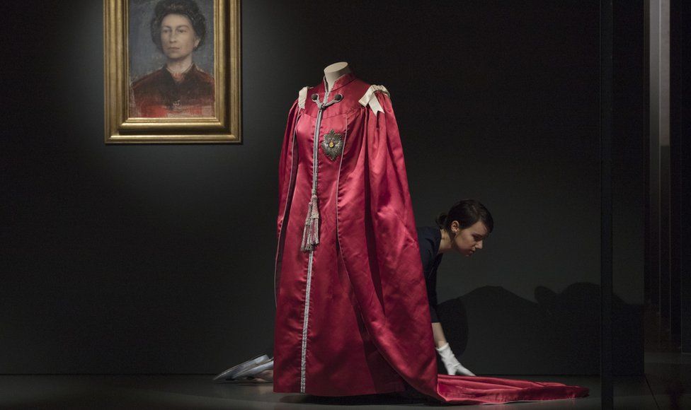 In Pictures: 90 years of The Queen's Wardrobe - BBC News