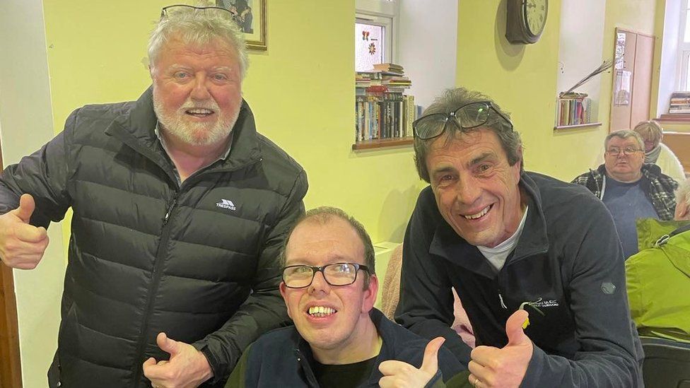 Michael Aaron: Un o selogion y sin gerddoriaeth Gymraeg - BBC Cymru Fyw