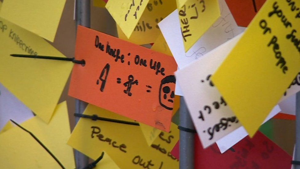 Slough: Vigil held at anti-violent crime Knife Angel sculpture - BBC News