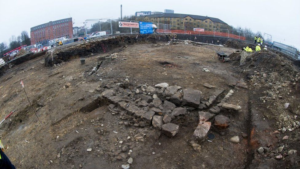 Glasgow Scottish Water project uncovers medieval castle - BBC News