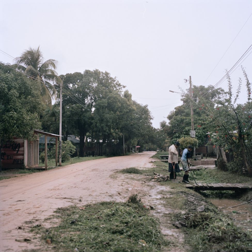 In pictures: Nicaraguan ex-gang members turned plumbers - BBC News