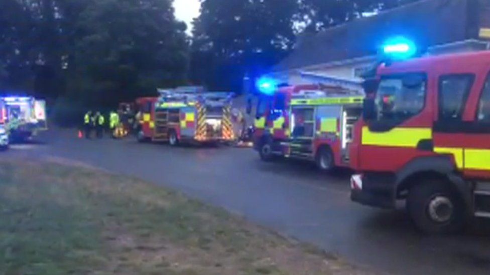 Crash fire engine crew helped by off-duty doctor - BBC News