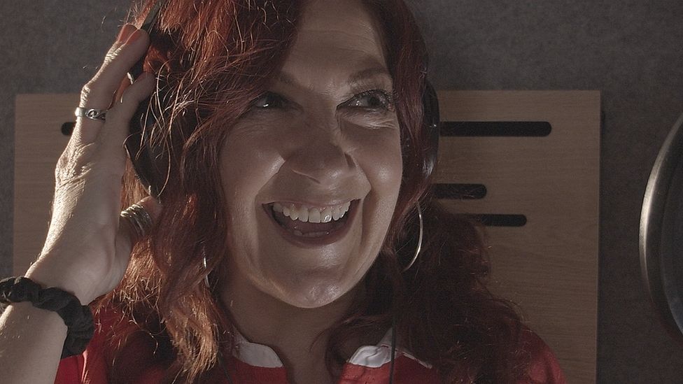 Fersiwn newydd Byd o Heddwch i ysbrydoli tîm rygbi Cymru - BBC Cymru Fyw