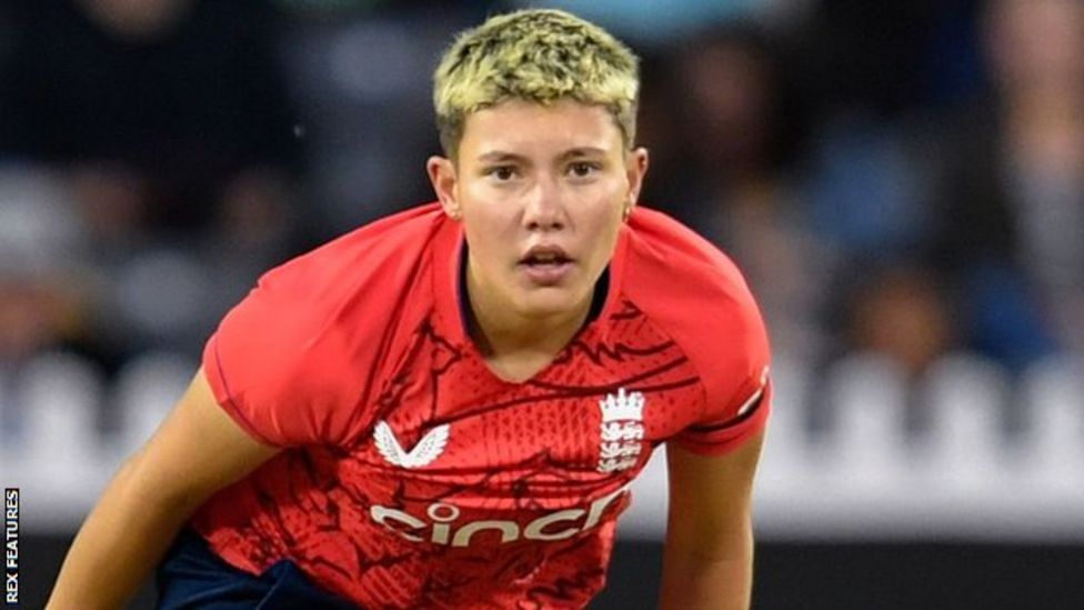 Issy Wong: England pace bowler out of Women's Big Bash through injury ...
