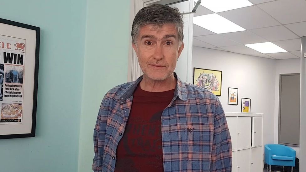 Ailddechrau ffilmio Rownd a Rownd ar ôl toriad - BBC Cymru Fyw