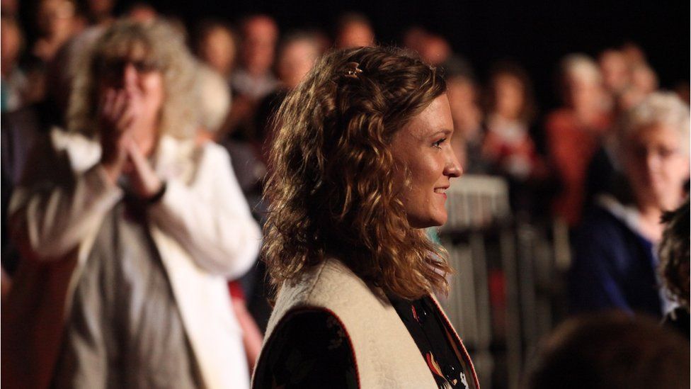 Mirain Alaw Jones yn ennill y Fedal Ddrama - BBC Cymru Fyw