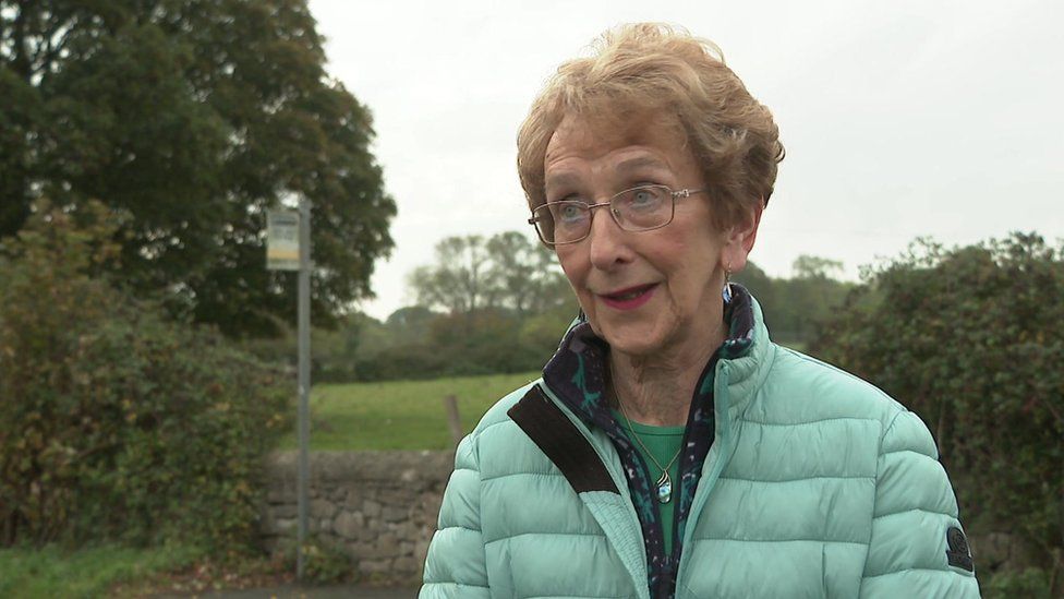 Cymuned ym Môn wedi'i 'hynysu' ers stopio gwasanaeth bws - BBC Cymru Fyw