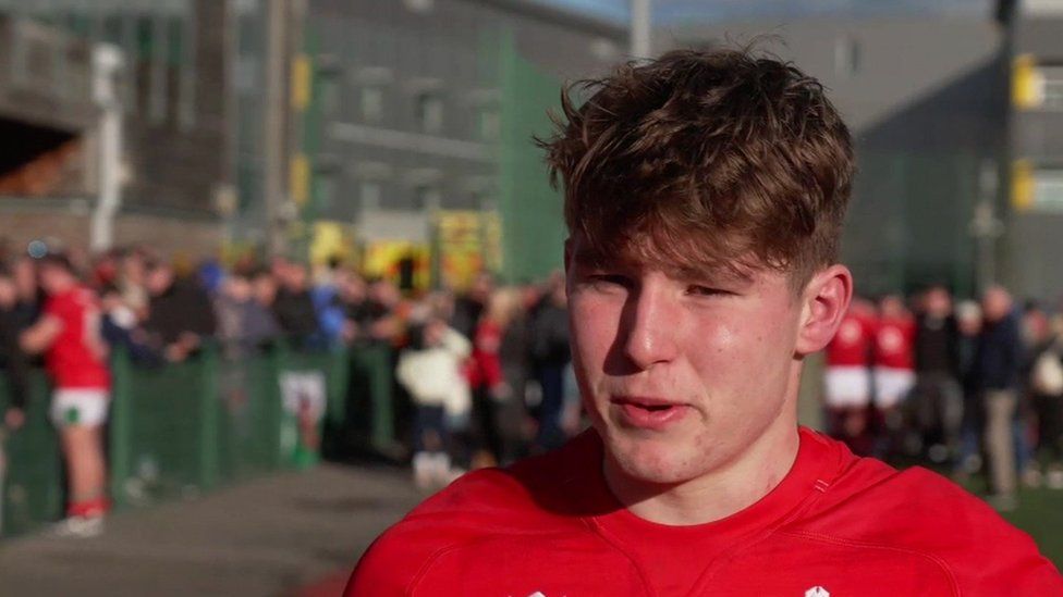 Beirniadu pris tocynnau ar gyfer gemau rygbi Cymru - BBC Cymru Fyw