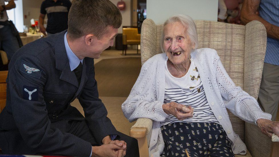 RAF Coningsby: Veteran, 99, has wartime debt repaid by RAF - BBC News