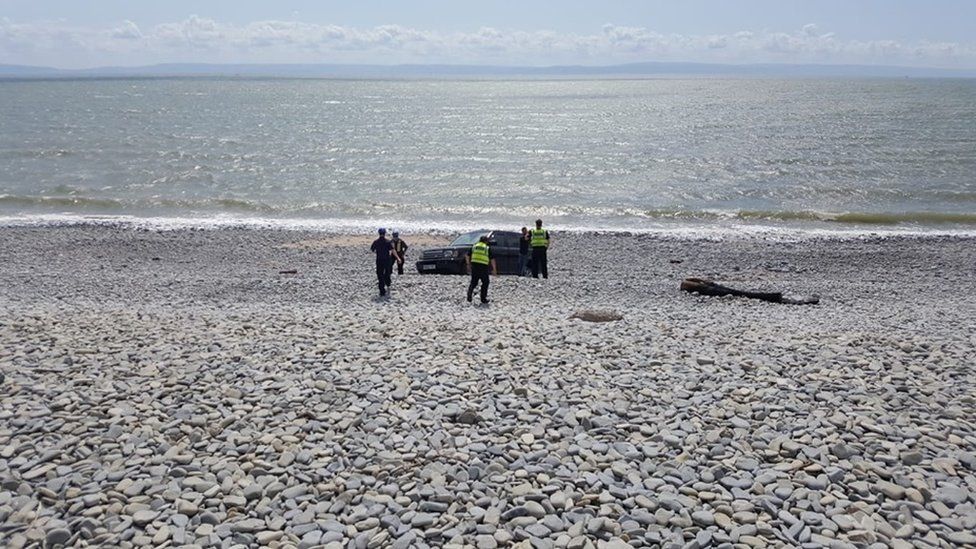 Stuck driver rescued from Cold Knap beach pebbles in Barry - BBC News