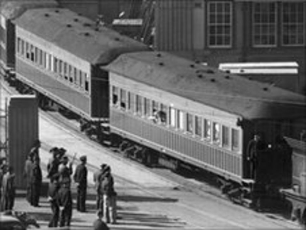 The Dunera Boys - 70 years on after notorious voyage - BBC News