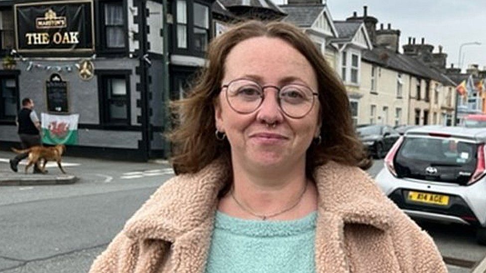 Coroni'r Brenin Charles - dathlu ynteu osgoi? - BBC Cymru Fyw