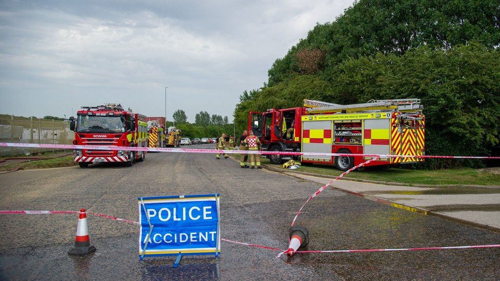 Corby fire: Industrial estate blaze partially destroys factory - BBC News