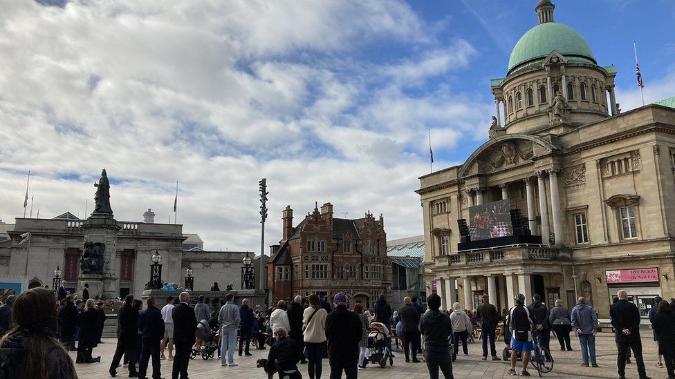 Queen Elizabeth II: Funeral shown in Hull's Queen Victoria Square - BBC ...