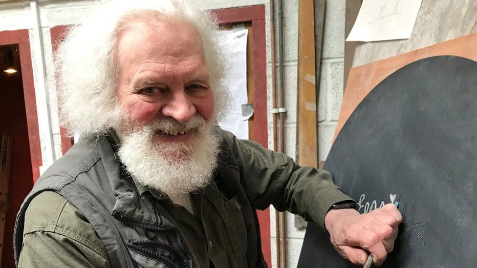 Y cerfiwr o Rydaman ddaeth yn seren YouTube annisgwyl - BBC Cymru Fyw