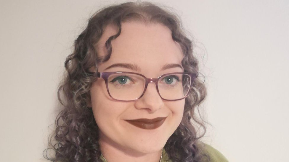 Bedford students given £3.6k to help with university costs - BBC News