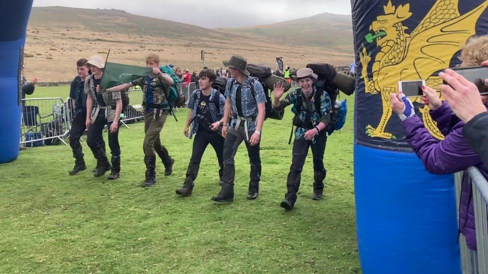 Dartmoor Ten Tors: Teenagers defy fog to finish trek - BBC News