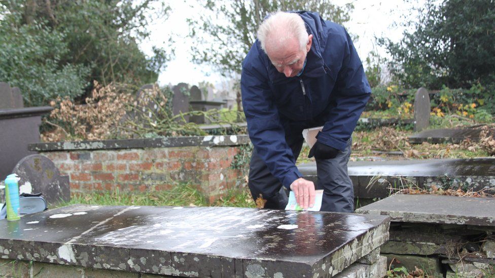 Achub englynion bedd gyda ‘shaving foam’! - BBC Cymru Fyw
